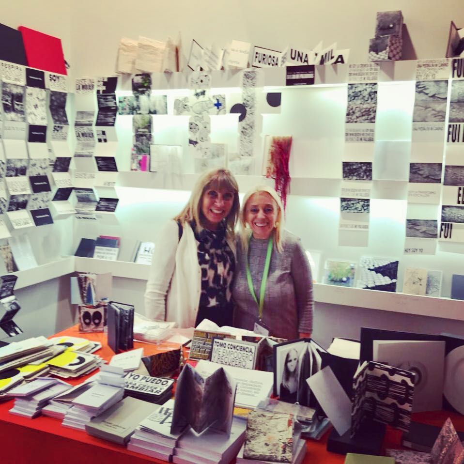 Gabriela Cassano junto a Carla Rey en Artslibris - Arte-Online